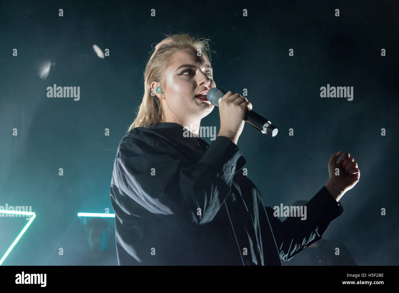 London UK, 19th October 2016. Låpsley performs her debut album on stage ...
