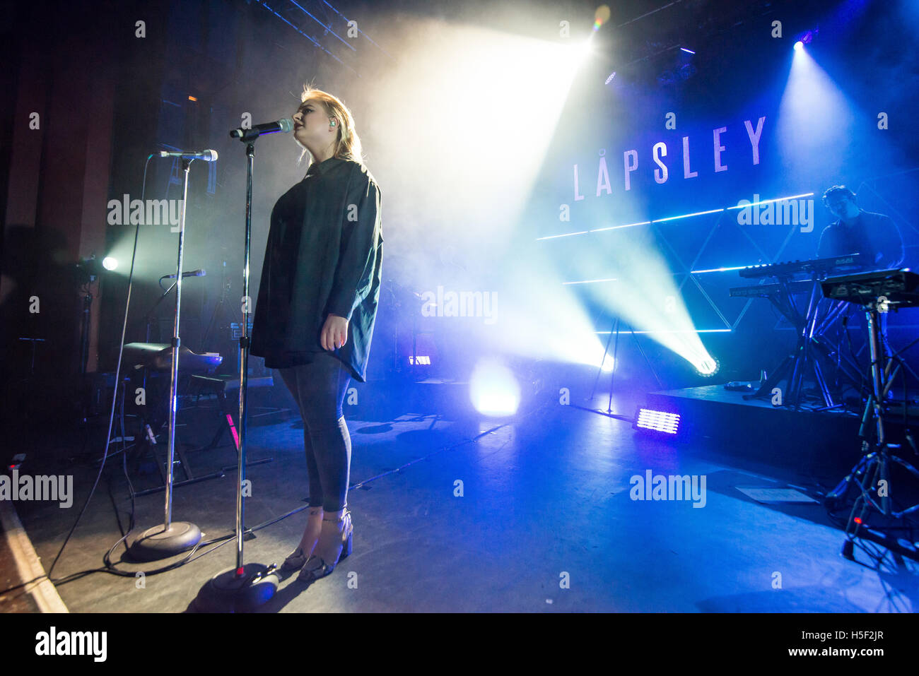 London UK, 19th October 2016. Låpsley performs her debut album on stage ...