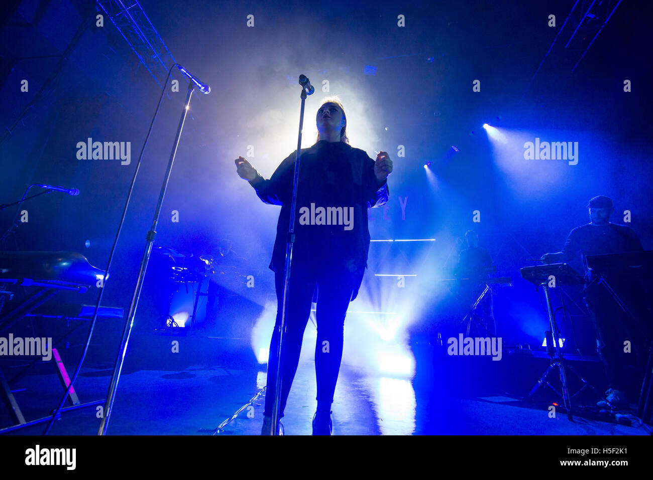 London UK, 19th October 2016. Låpsley performs her debut album on stage ...