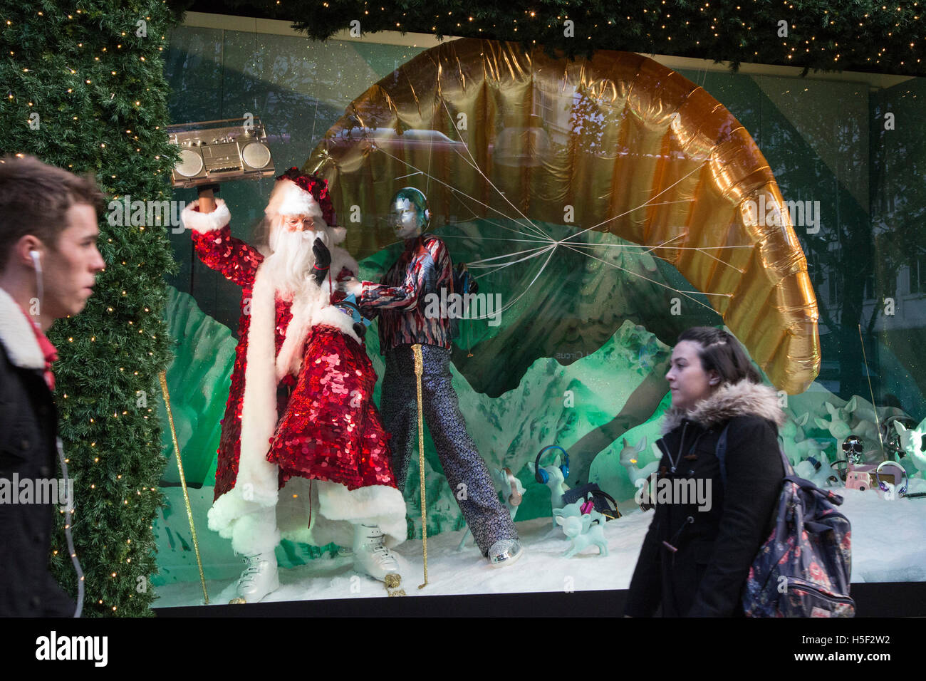 The display in selfridges window on oxford street in london hi-res ...