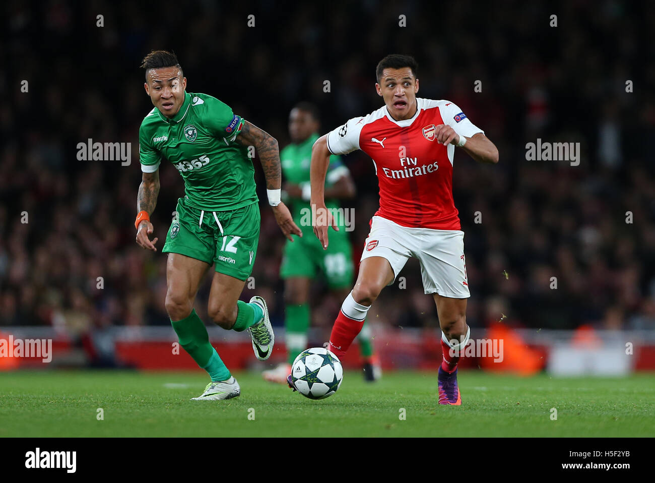 Emirates Stadium, London, UK. 19th Oct, 2016. Arsenal’s Alexis Sanchez ...