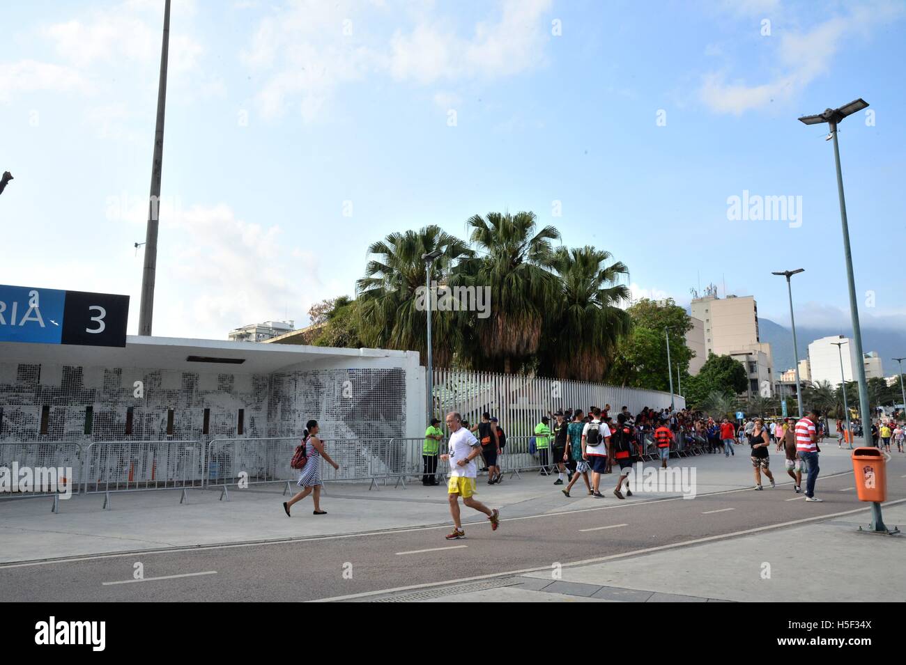 Rio De Janeiro, Brazil. 20th Oct, 2016. Fans line up in front of the ...