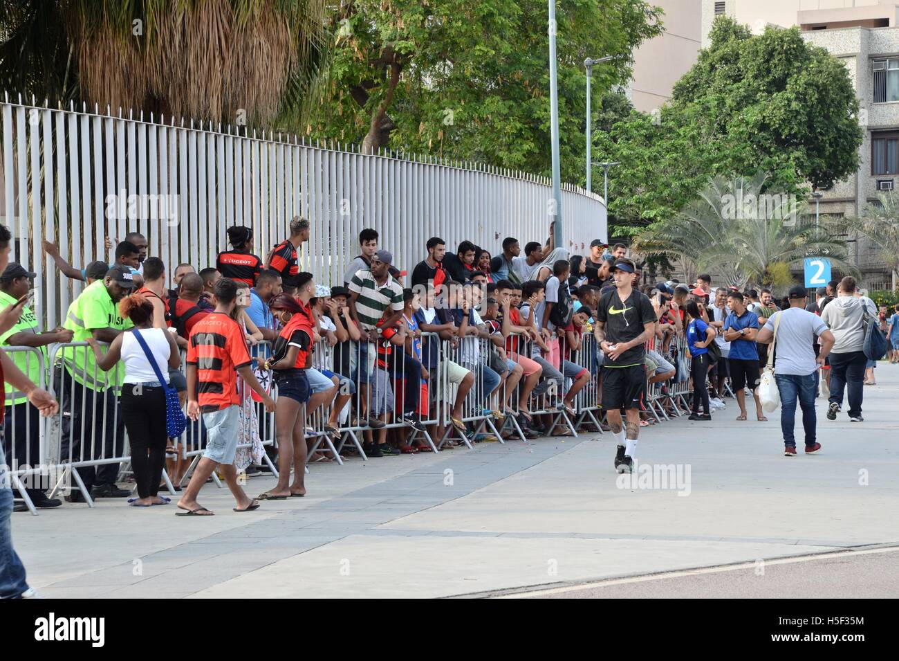 Rio De Janeiro, Brazil. 20th Oct, 2016. Fans line up in front of the ...