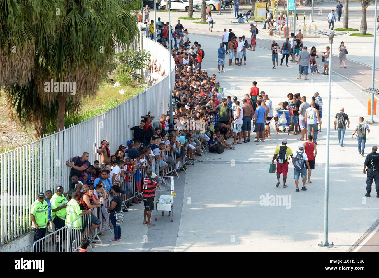 Rio De Janeiro, Brazil. 20th Oct, 2016. Fans line up in front of the ...