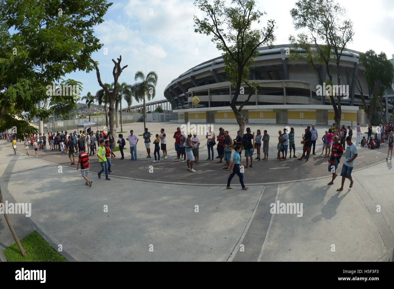 Rio De Janeiro, Brazil. 20th Oct, 2016. Fans line up in front of the ...