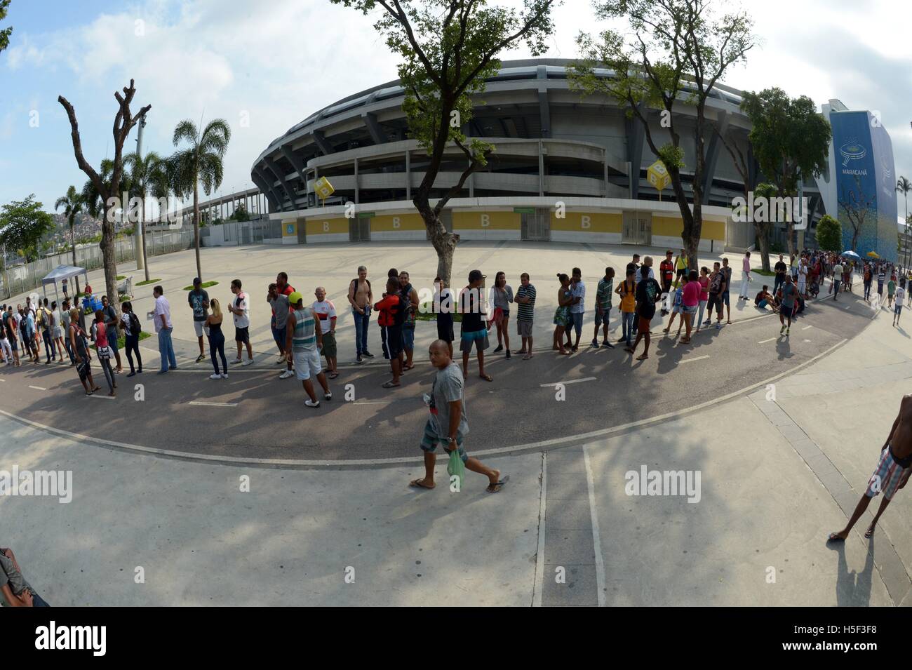 Rio De Janeiro, Brazil. 20th Oct, 2016. Fans line up in front of the ...