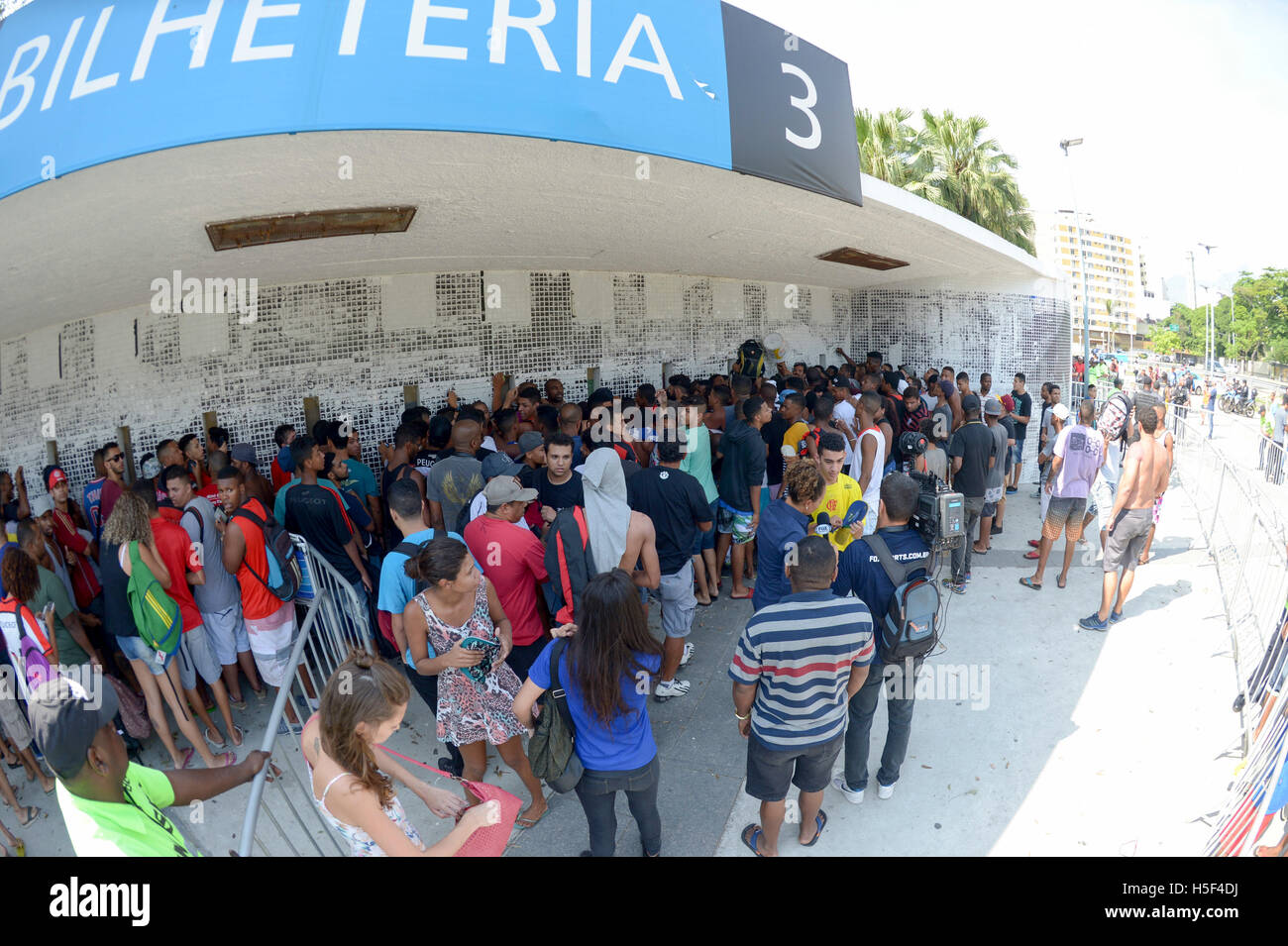 Rio De Janeiro, Brazil. 20th Oct, 2016. Fans line up in front of the ...
