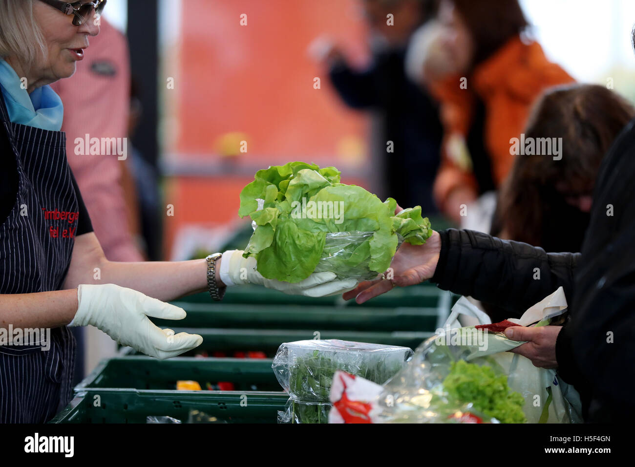Volunteers handing out food food hi-res stock photography and images ...