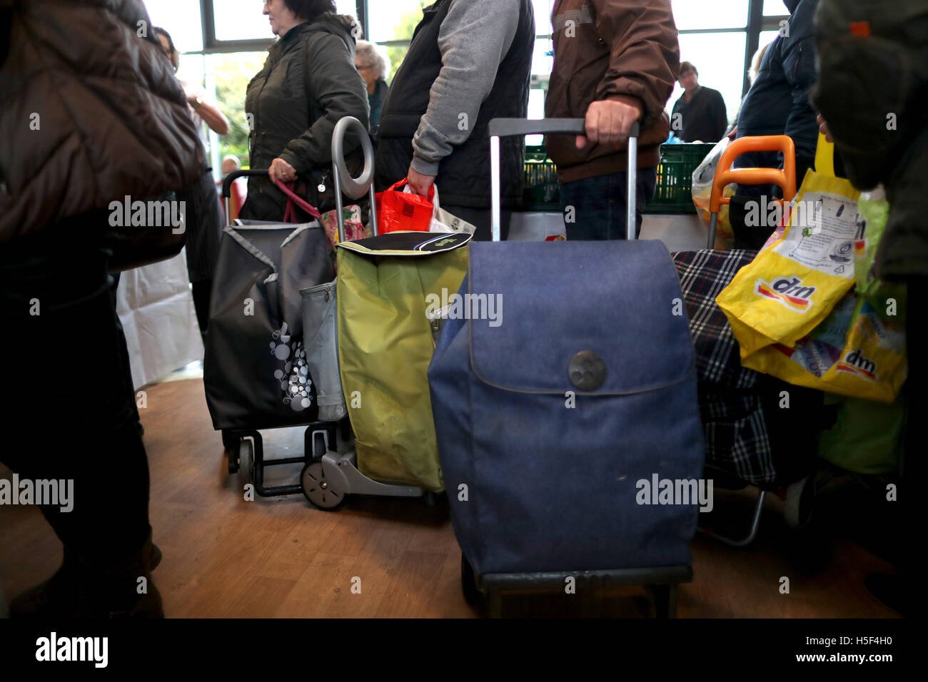 Volunteers handing out food food hi-res stock photography and images ...