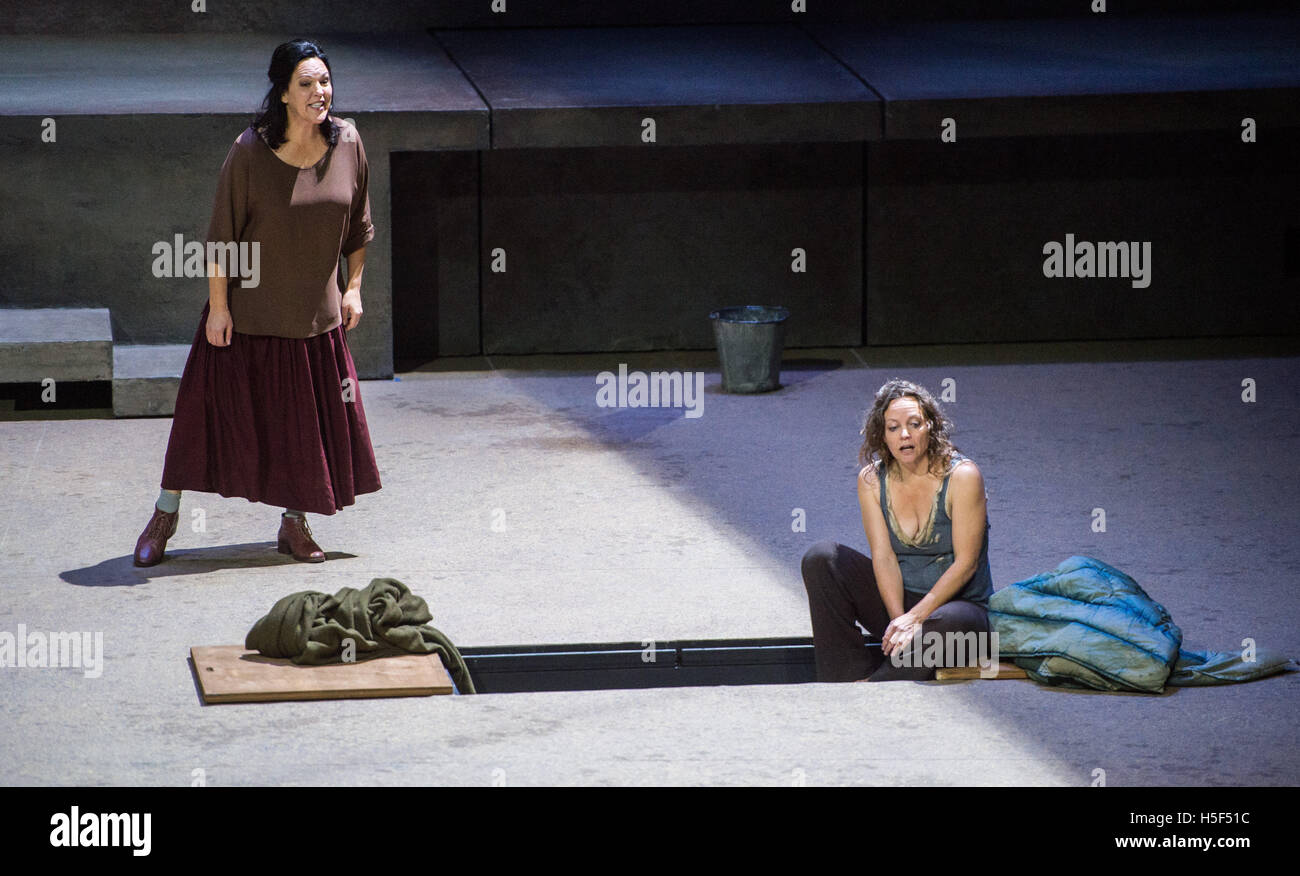 Berlin, Germany. 18th Oct, 2016. Opera singers Adrianne Pieczonka (l ...