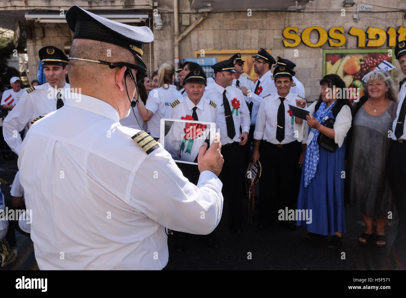 Jerusalem, Israel. 20th October, 2016. An El Al pilot takes a group ...
