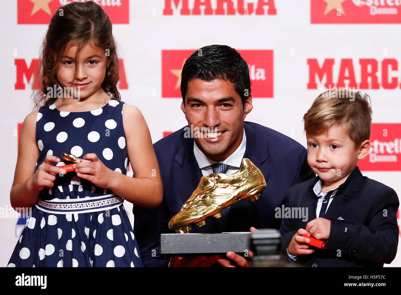 Barcelona, Spain. 20th Oct, 2016. Barcelona's Luis Suarez poses with ...
