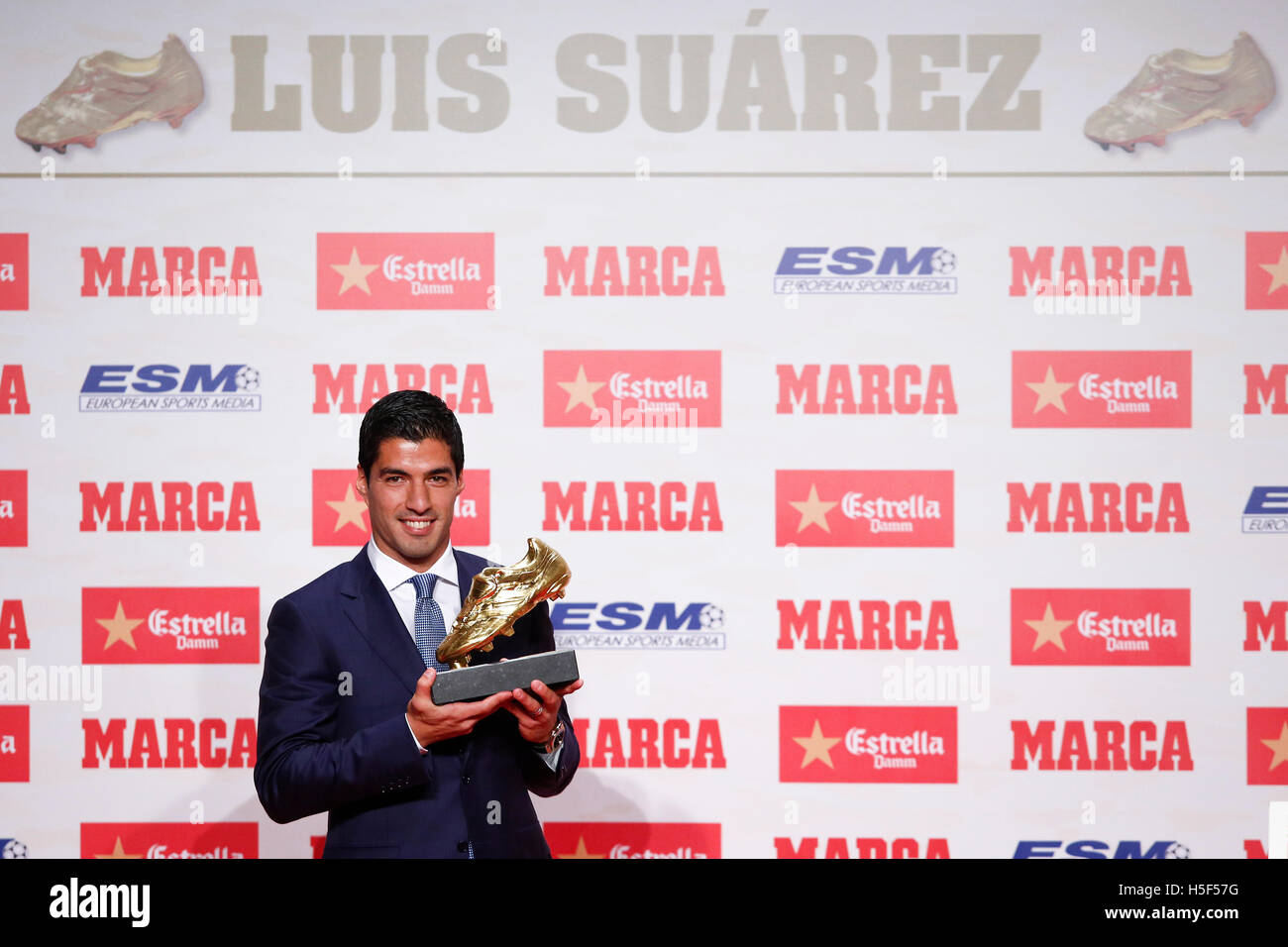 Barcelona, Spain. 20th Oct, 2016. Barcelona's Luis Suarez poses with ...
