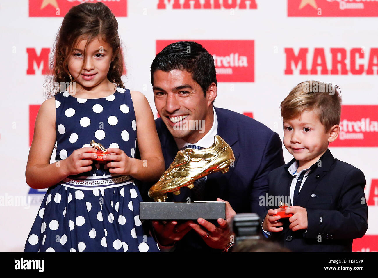 Barcelona, Spain. 20th Oct, 2016. Barcelona's Luis Suarez poses with ...