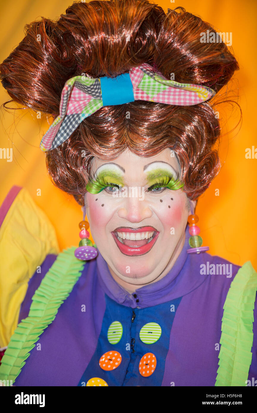 Milton Keynes, UK. 20th October, 2016. Kevin Brewis ( Sarah the Cook ...