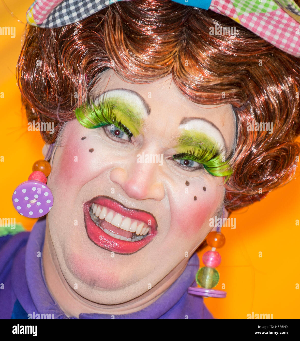 Milton Keynes, UK. 20th October, 2016. Kevin Brewis ( Sarah the Cook ...