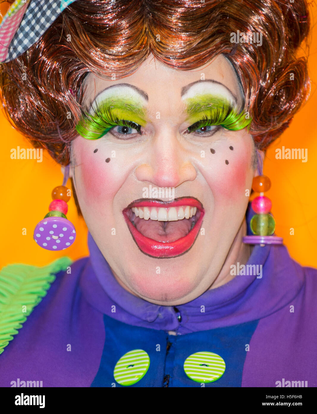 Milton Keynes, UK. 20th October, 2016. Kevin Brewis ( Sarah the Cook ...