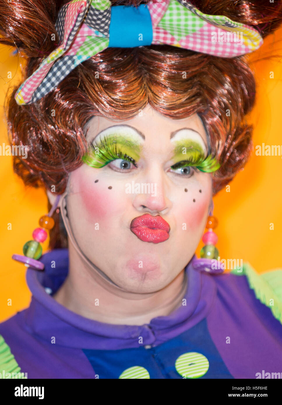 Milton Keynes, UK. 20th October, 2016. Kevin Brewis ( Sarah the Cook ...