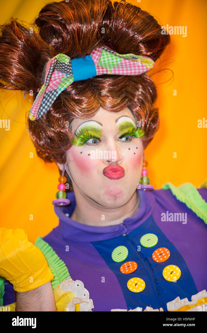 Milton Keynes, UK. 20th October, 2016. Kevin Brewis ( Sarah the Cook ...