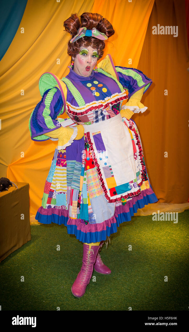 Milton Keynes, UK. 20th October, 2016. Kevin Brewis ( Sarah the Cook ...