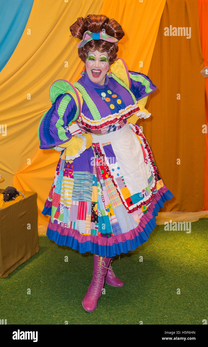 Milton Keynes, UK. 20th October, 2016. Kevin Brewis ( Sarah the Cook ...