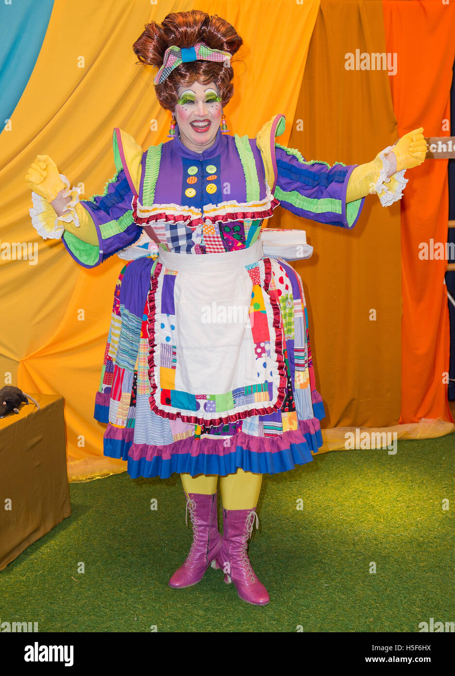 Milton Keynes, UK. 20th October, 2016. Kevin Brewis ( Sarah the Cook ...