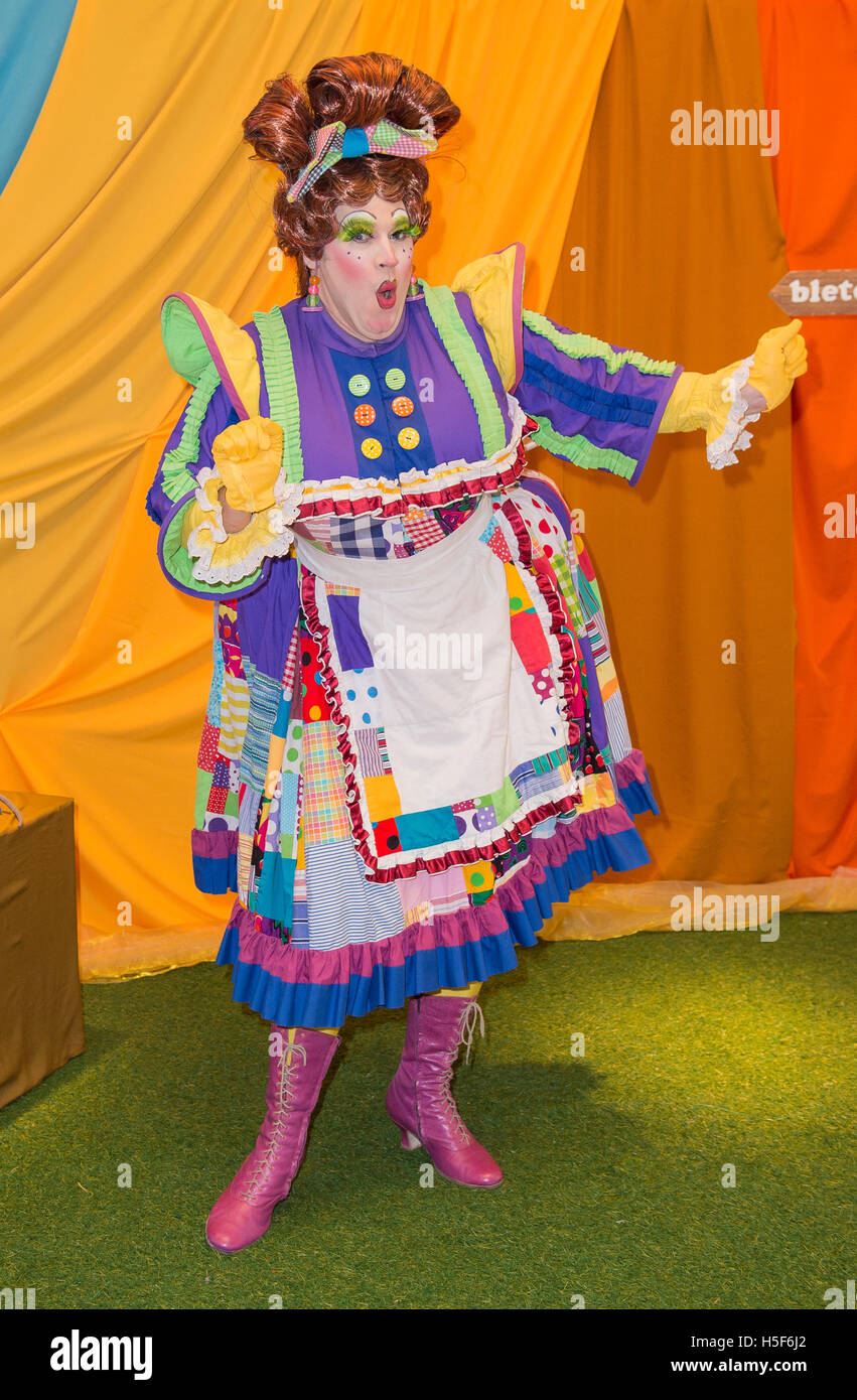 Milton Keynes, UK. 20th October, 2016. Kevin Brewis ( Sarah the Cook ...