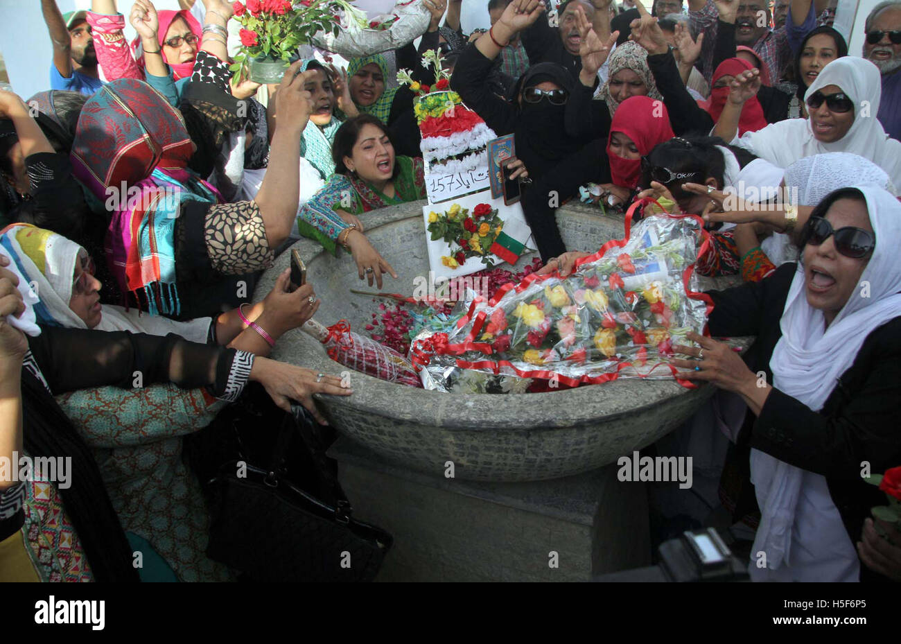 Pakistan. 20th October, 2016. MQM-London workers are gathering at ...