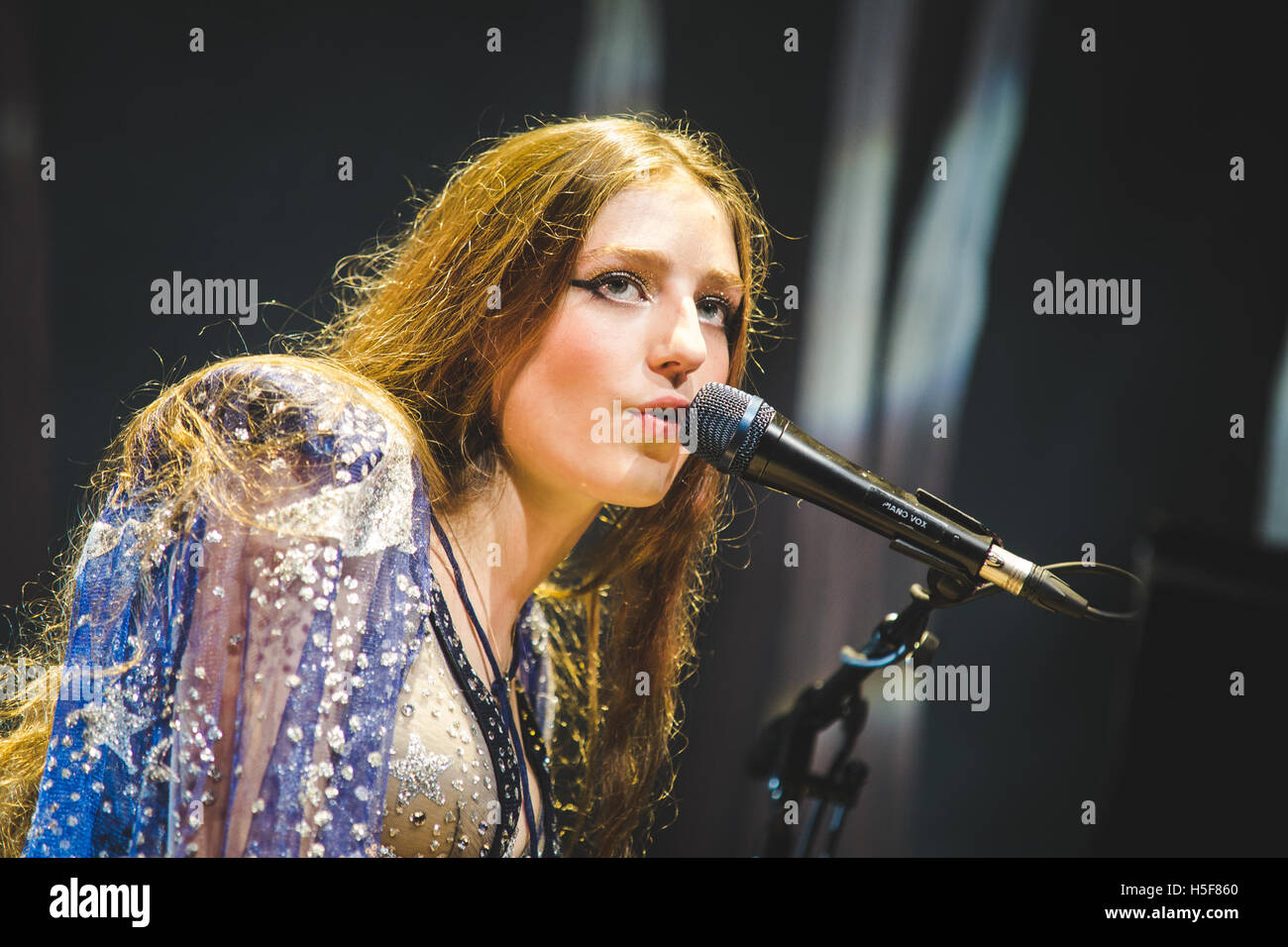 Birdy singer hi-res stock photography and images - Alamy