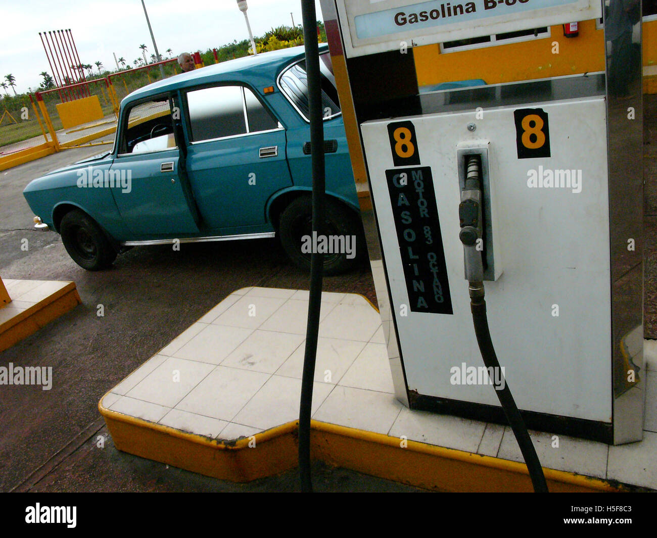 Mar 28, 2006 - Havana, CUBA - Pointing to the totally automated ...