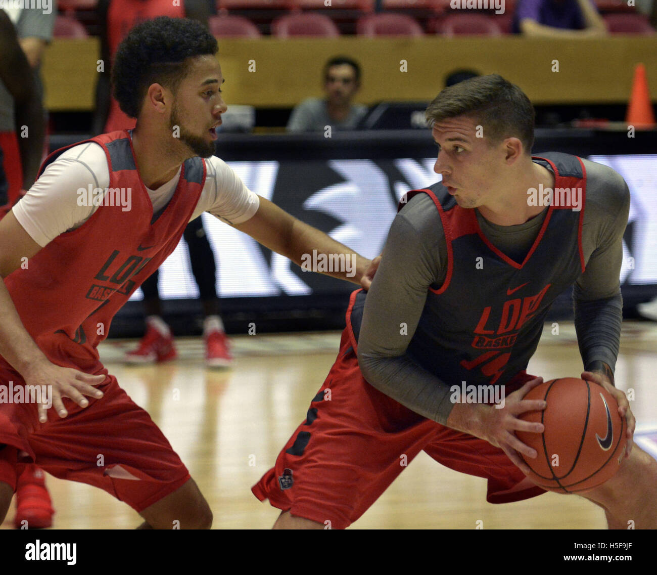 Usa. 20th Oct, 2016. SPORTS -- Anthony Mathis, left, guards Dane Kuiper ...