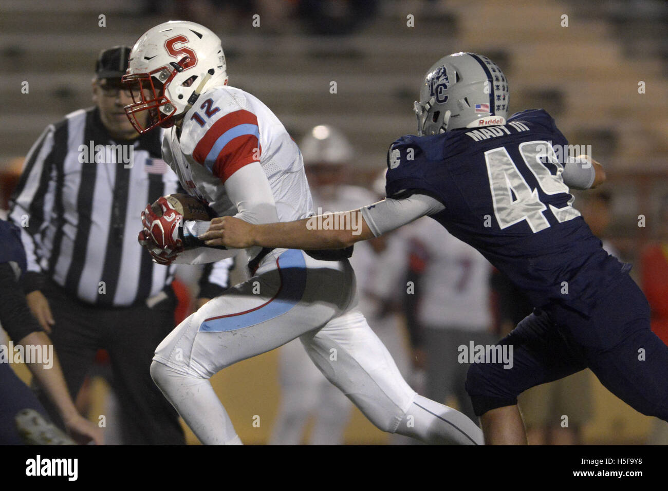 Usa. 20th Oct, 2016. SPORTS -- Sandia's Joe Barreras, 12, runs past La ...