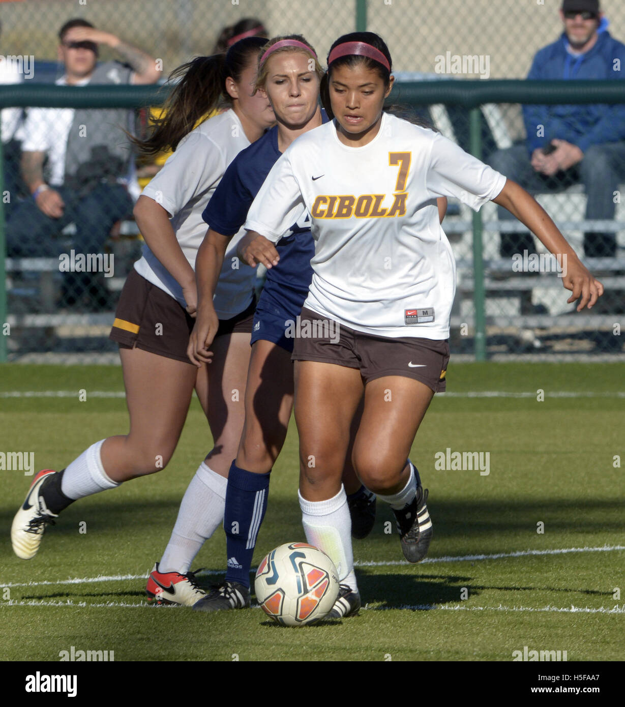 Usa. 20th Oct, 2016. SPORTS -- Cibola's Emily Avila, 7, controls the ...