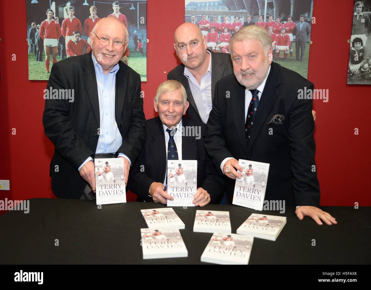 Terry davies rugby hi-res stock photography and images - Alamy