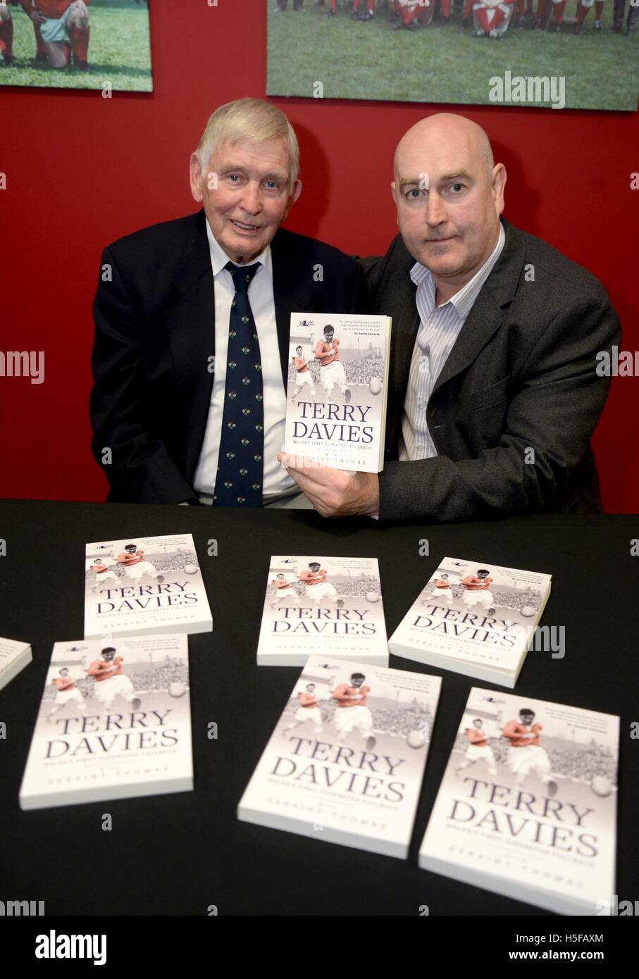 Terry davies rugby hi-res stock photography and images - Alamy