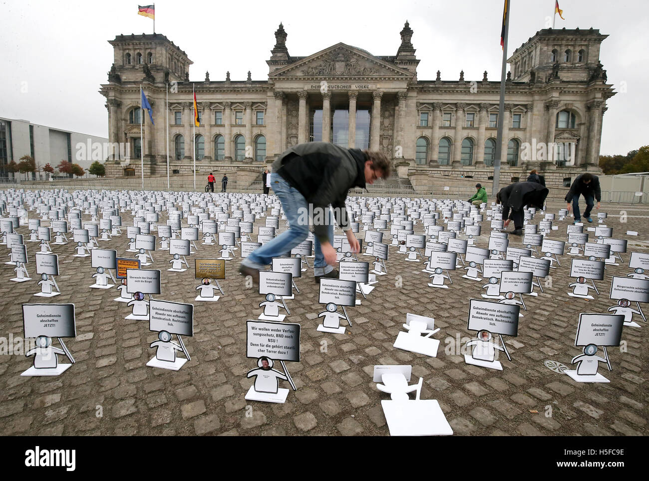 Berlin, Germany. 21st Oct, 2016. Members of the German privacy and ...