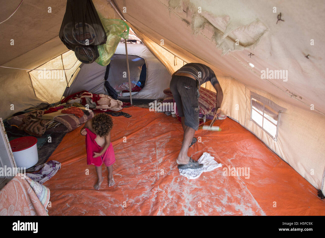 Khan Younis, The Gaza Strip, Palestine. 20th Oct, 2016. Allam kid's ...