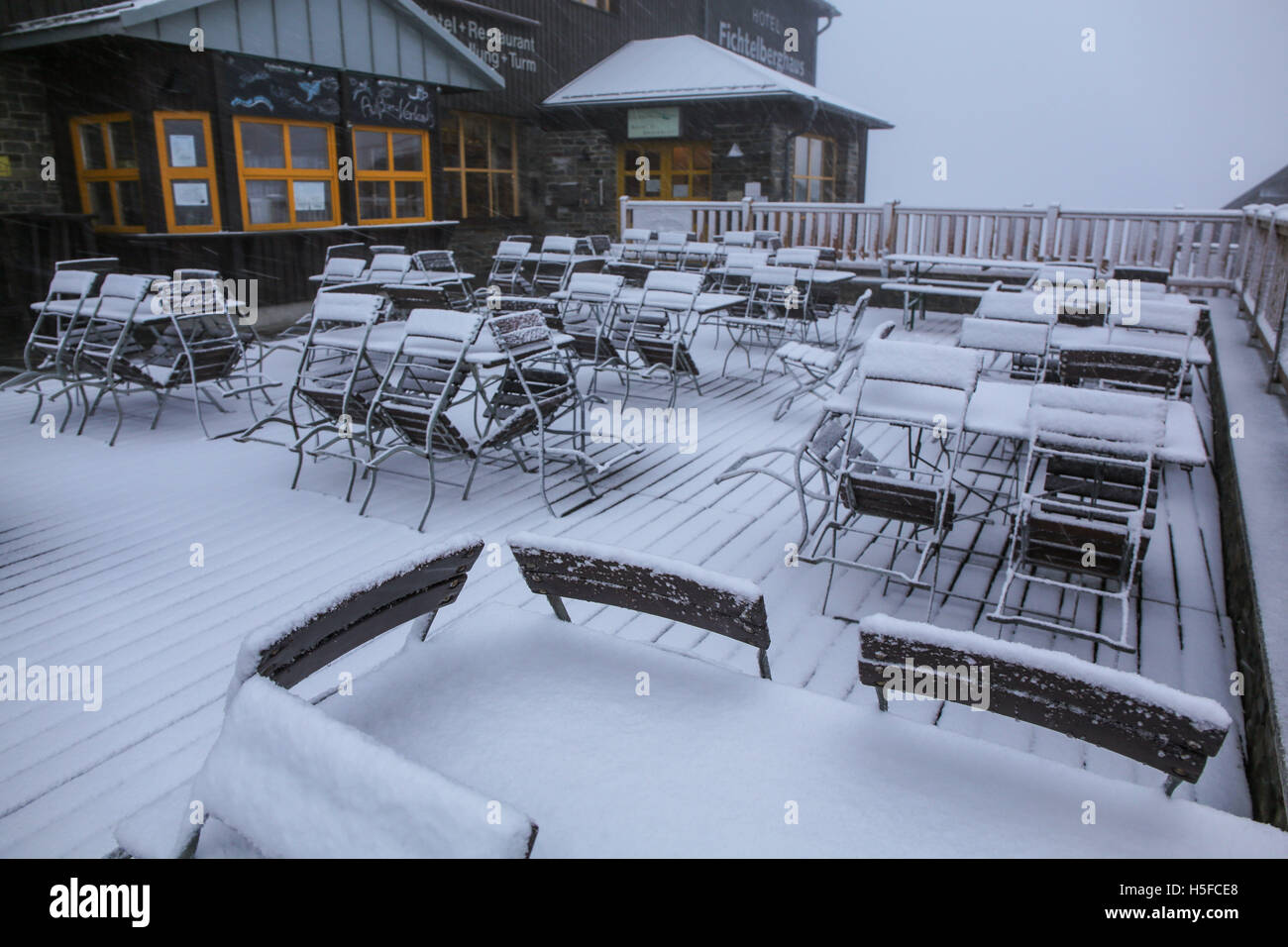 The first snowfall of the year in the Fichtel Mountains in Saxony ...
