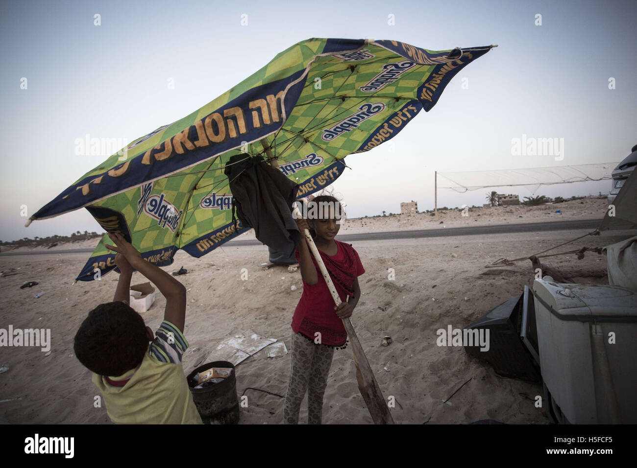 Khan Younis, The Gaza Strip, Palestine. 20th Oct, 2016. Allam kid's ...