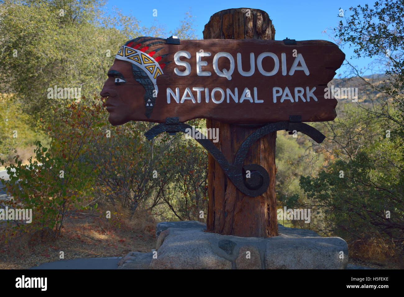 Entrance sign to the Sequoia National Park on Generals Highway in ...
