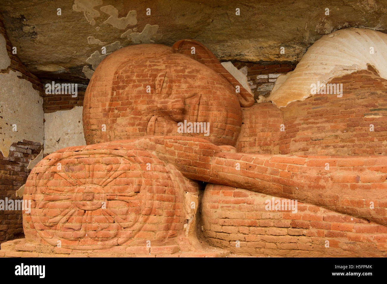 Reclining Buddha Statue Pidurangala Royal Cave Temple Sigiriya Sri