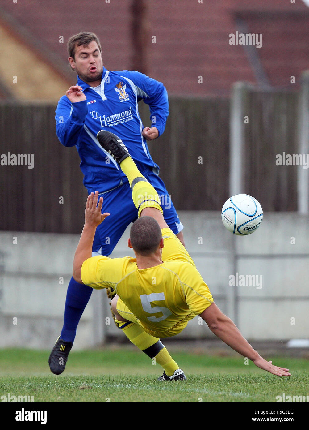Wayne Vaughan of Aveley tangles with John Hyatt of Ilford - Aveley vs ...