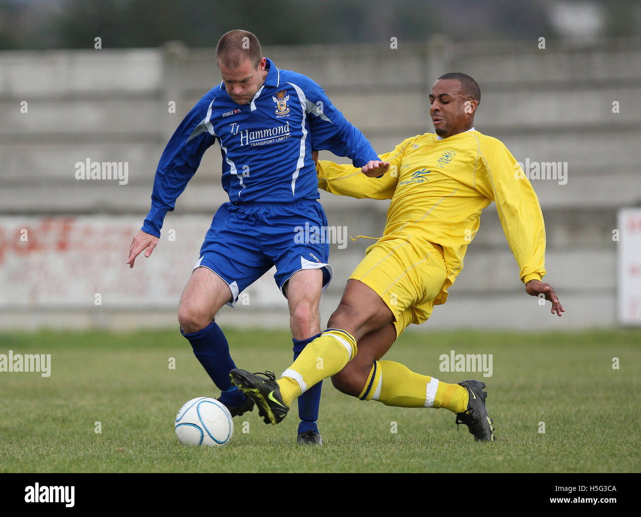 Dean Pennant of Ilford tackles Christian Wheeler of Aveley - Aveley vs ...
