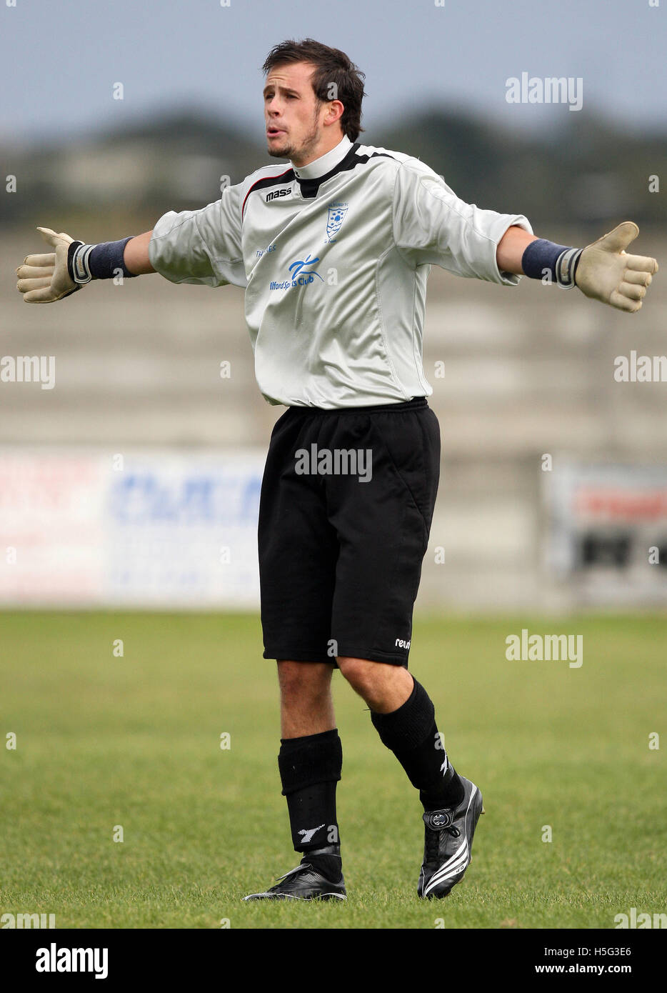 Rob Budd of Ilford - Aveley vs Ilford - FA Challenge Trophy Preliminary ...