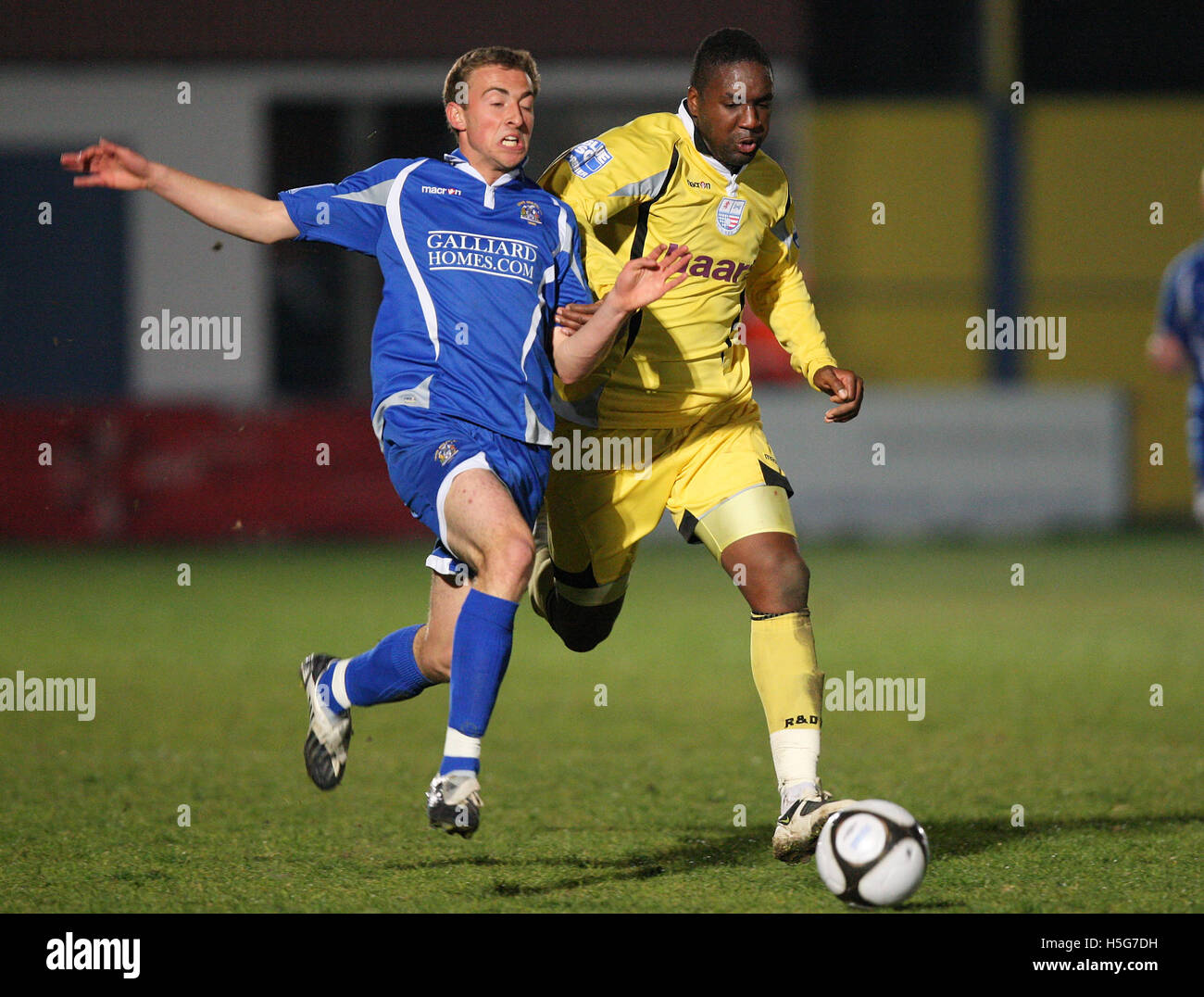 Sam Long of Grays (L) races for the ball with Michael Rankine of ...