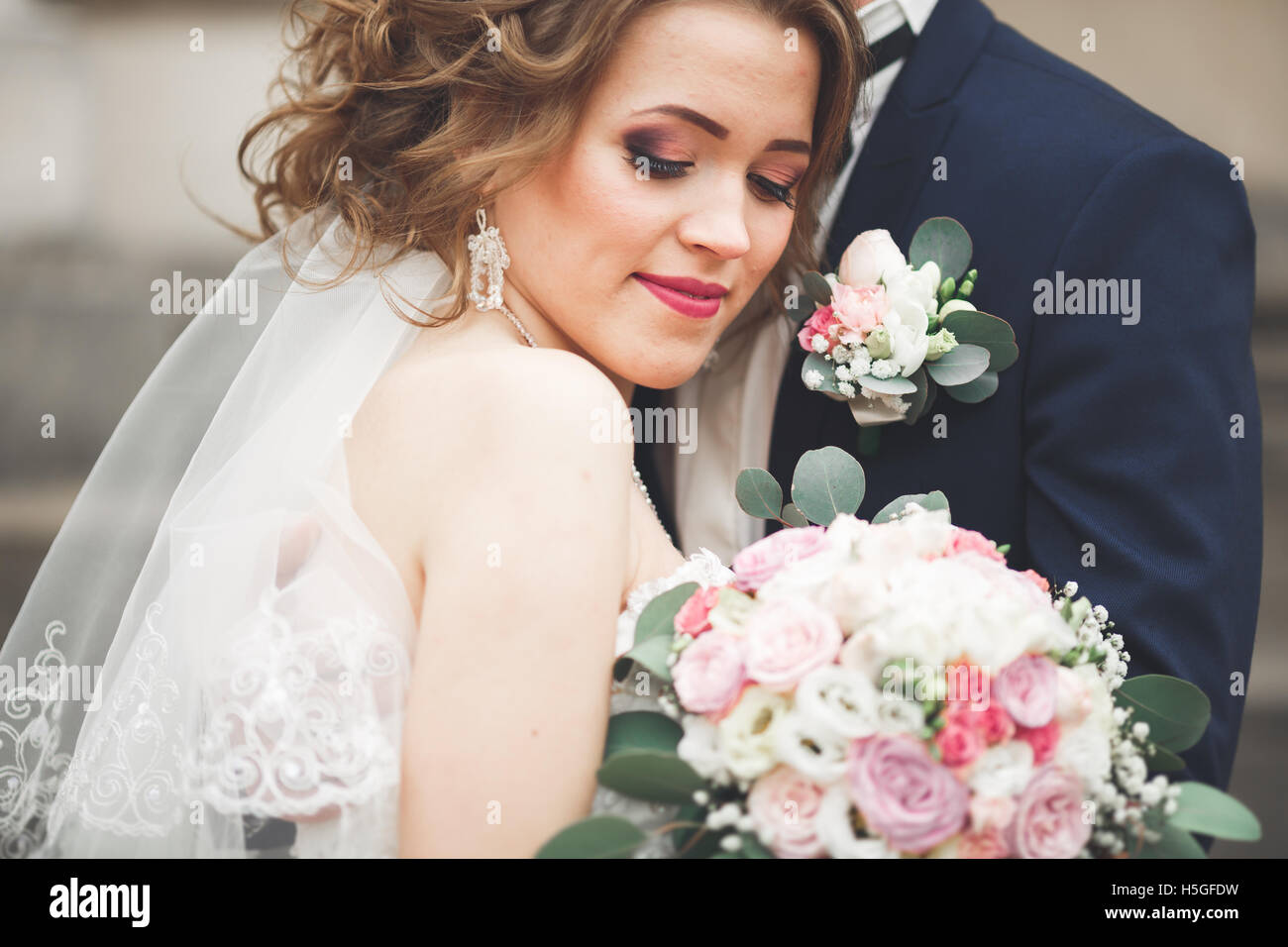 Just married posing hi-res stock photography and images - Alamy