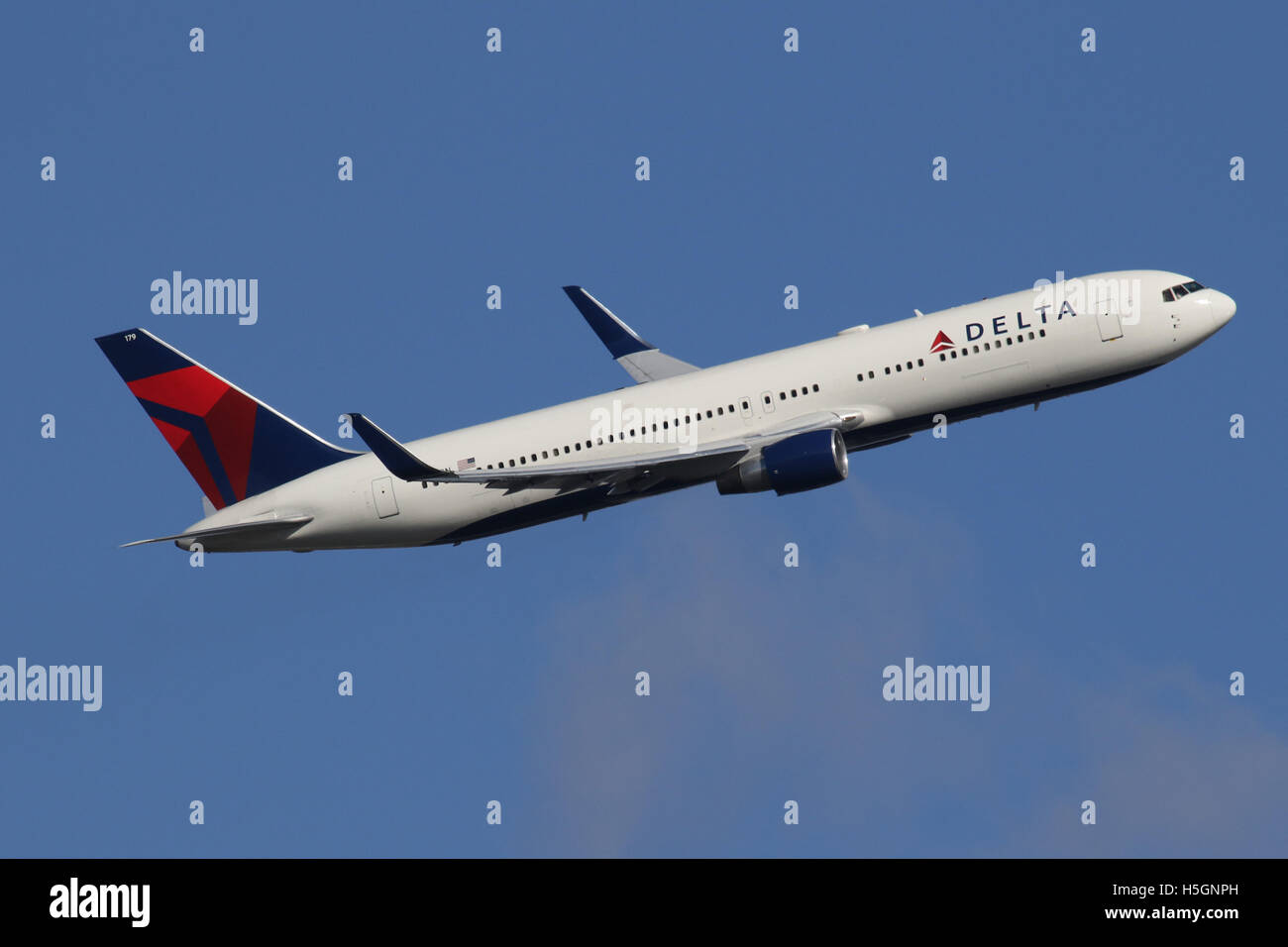 Delta 767 landing hi-res stock photography and images - Alamy