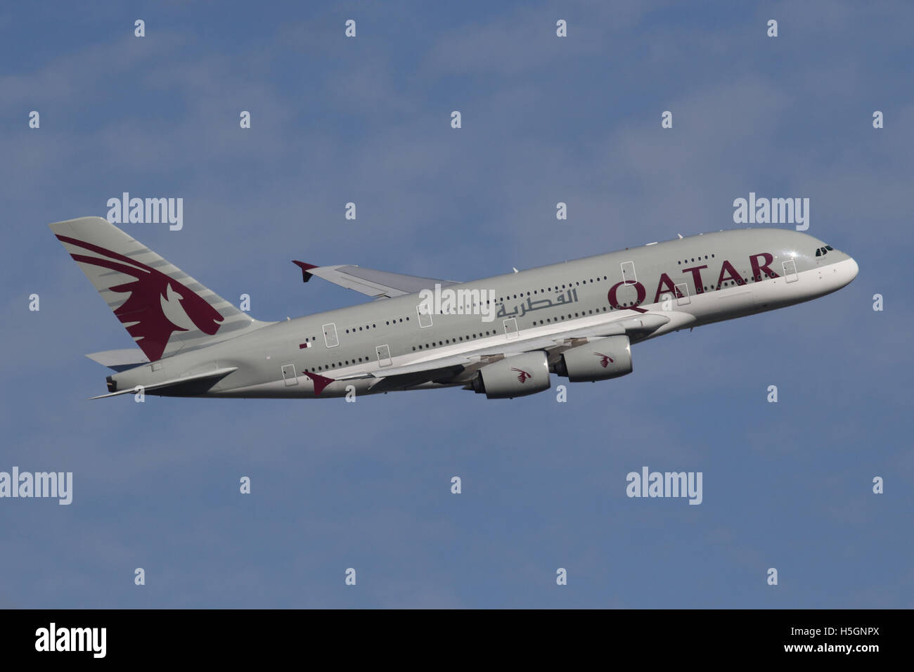 Qatar airlines airbus a380 landing hi-res stock photography and images ...