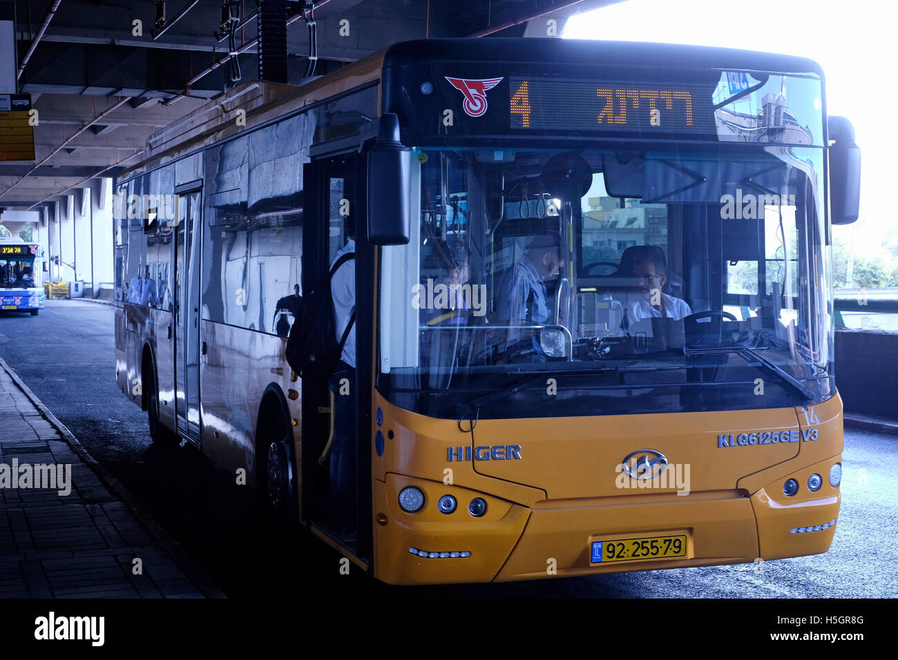 A Chinese Higer electric bus powered by electricity in service by Dan ...