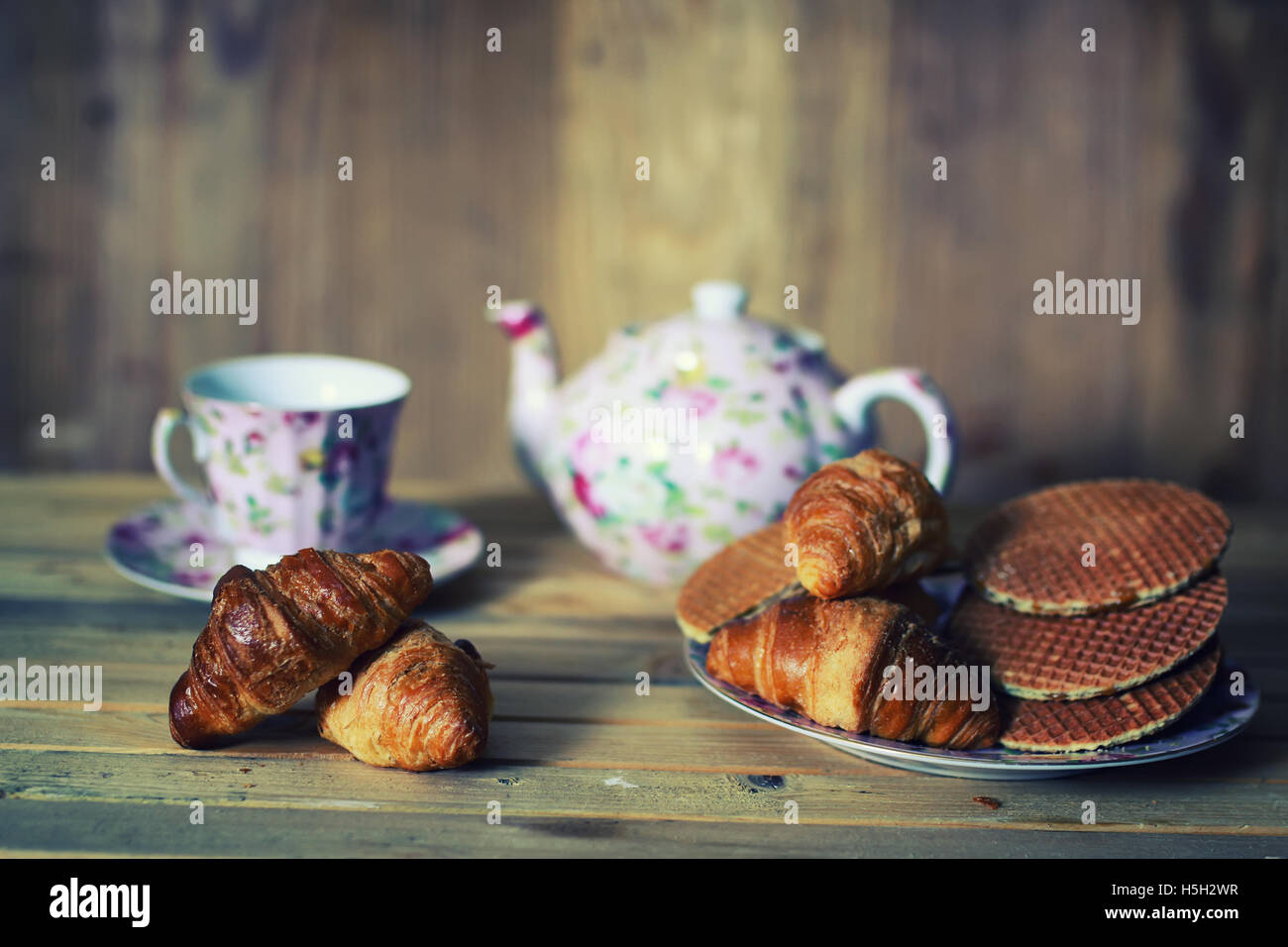 tea cup croissant breakfast Stock Photo - Alamy